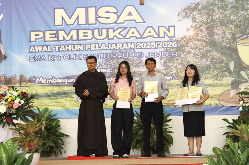 Sorak Sorai setelah Misa?? Ada Apa?? - SMAK Santo Paulus Jember